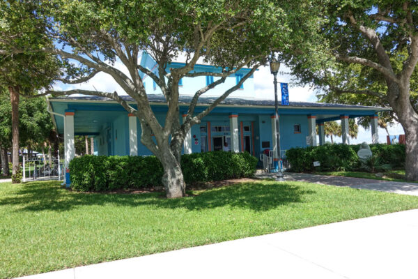 Smithsonian Marine Ecosystems Exhibit at St. Lucie County Aquarium ...